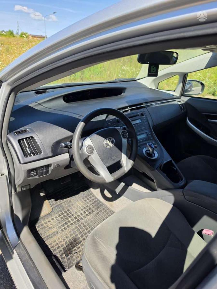 Grey Toyota Prius 2011 in Vilnius, with an engine capacity of 1.80 L and mileage of 299 thousand km for 5700 €, photo 8 on AUTOMOTO.COM.LV
