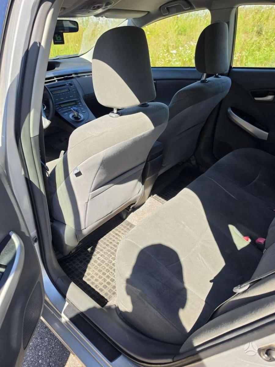 Grey Toyota Prius 2011 in Vilnius, with an engine capacity of 1.80 L and mileage of 299 thousand km for 5700 €, photo 9 on AUTOMOTO.COM.LV