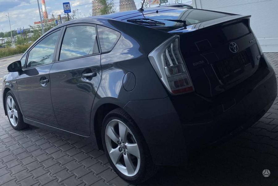 Grey Toyota Prius 2011 in Vilnius, with an engine capacity of 1.80 L and mileage of 220 thousand km for 6999 €, photo 1 on AUTOMOTO.COM.LV