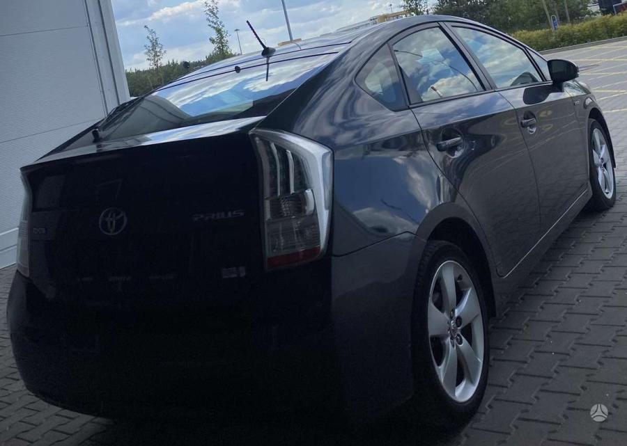 Grey Toyota Prius 2011 in Vilnius, with an engine capacity of 1.80 L and mileage of 220 thousand km for 6999 €, photo 3 on AUTOMOTO.COM.LV