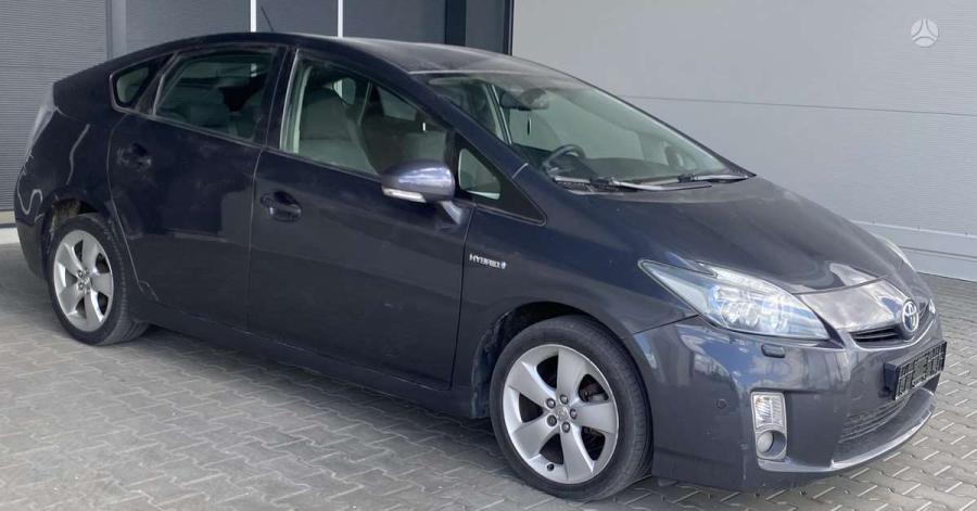 Grey Toyota Prius 2011 in Vilnius, with an engine capacity of 1.80 L and mileage of 220 thousand km for 6999 €, photo 4 on AUTOMOTO.COM.LV