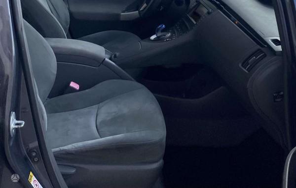 Pelēks Toyota Prius 2011 Viļņa, ar dzinēja tilpumu 1.80 L un nobraukumu 220 tūkst. km par 6999 €, foto 5 vietnē AUTOMOTO.COM.LV