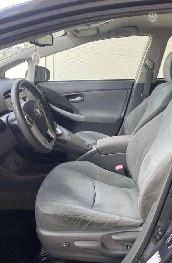 Pelēks Toyota Prius 2011 Viļņa, ar dzinēja tilpumu 1.80 L un nobraukumu 220 tūkst. km par 6999 €, foto 7 vietnē AUTOMOTO.COM.LV