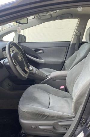Grey Toyota Prius 2011 in Vilnius, with an engine capacity of 1.80 L and mileage of 220 thousand km for 6999 €, photo 8 on AUTOMOTO.COM.LV