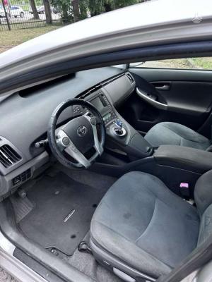 Pelēks Toyota Prius 2011 Panevēža, ar dzinēja tilpumu 1.80 L un nobraukumu 236 tūkst. km par 5600 €, foto 10 vietnē AUTOMOTO.COM.LV