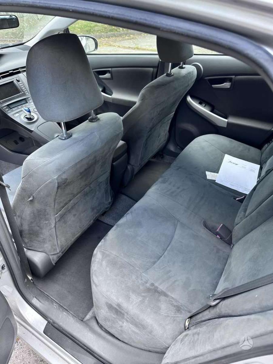 Pelēks Toyota Prius 2011 Panevēža, ar dzinēja tilpumu 1.80 L un nobraukumu 236 tūkst. km par 5600 €, foto 11 vietnē AUTOMOTO.COM.LV