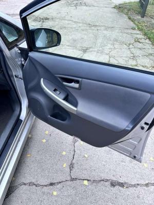 Pelēks Toyota Prius 2011 Panevēža, ar dzinēja tilpumu 1.80 L un nobraukumu 236 tūkst. km par 5600 €, foto 17 vietnē AUTOMOTO.COM.LV