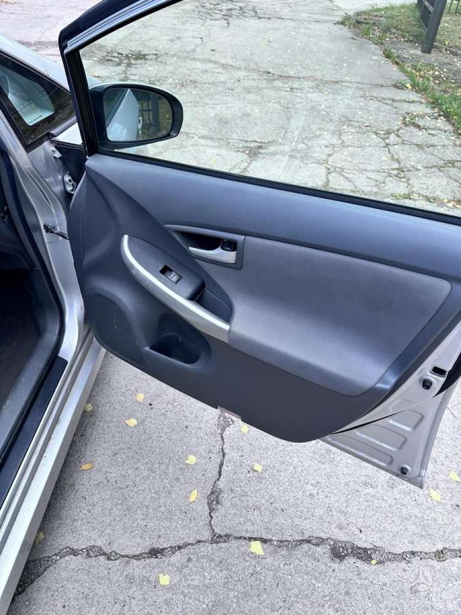 Pelēks Toyota Prius 2011 Panevēža, ar dzinēja tilpumu 1.80 L un nobraukumu 236 tūkst. km par 5600 €, foto 17 vietnē AUTOMOTO.COM.LV