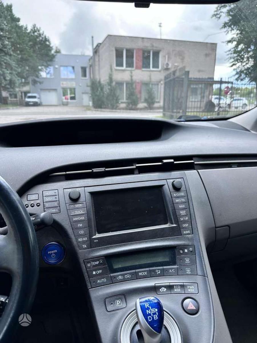 Pelēks Toyota Prius 2011 Panevēža, ar dzinēja tilpumu 1.80 L un nobraukumu 236 tūkst. km par 5600 €, foto 19 vietnē AUTOMOTO.COM.LV