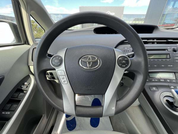 Grey Toyota Prius 2011 in Siauliai, with an engine capacity of 1.80 L and mileage of 164 thousand km for 6900 €, photo 10 on AUTOMOTO.COM.LV