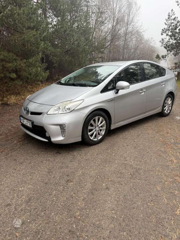 Grey Toyota Prius 2012 in Vilnius, with an engine capacity of 1.80 L and mileage of 120 thousand km for 7300 €, photo 1 on AUTOMOTO.COM.LV