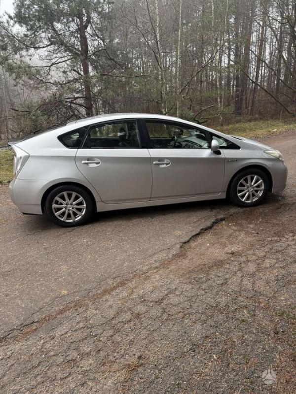 Grey Toyota Prius 2012 in Vilnius, with an engine capacity of 1.80 L and mileage of 120 thousand km for 7300 €, photo 6 on AUTOMOTO.COM.LV