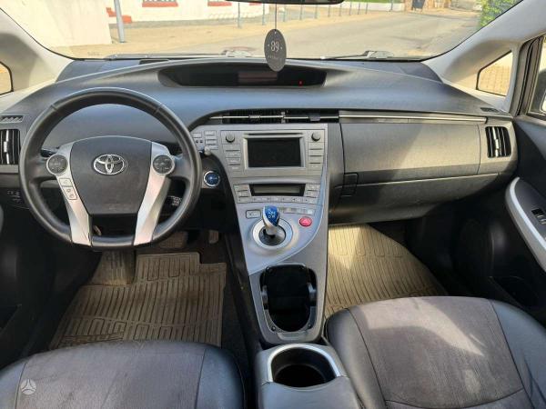 Pelēks Toyota Prius 2012 Viļņa, ar dzinēja tilpumu 1.80 L un nobraukumu 120 tūkst. km par 7300 €, foto 10 vietnē AUTOMOTO.COM.LV
