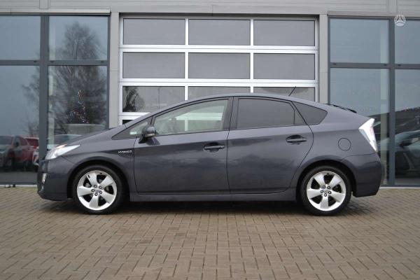 Grey Toyota Prius 2012 in Vilnius, with an engine capacity of 1.80 L and mileage of 346 thousand km for 4000 €, photo 2 on AUTOMOTO.COM.LV