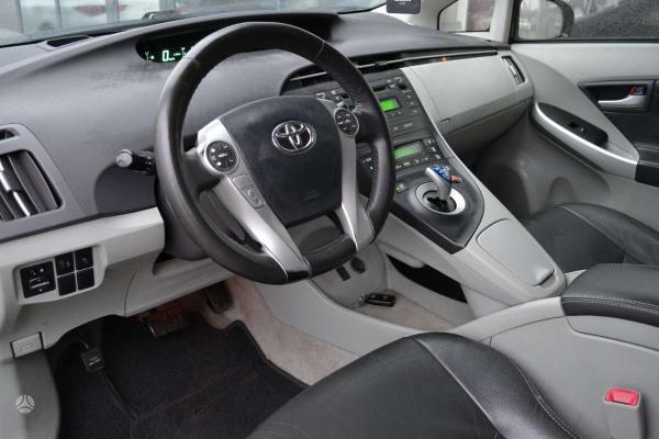 Grey Toyota Prius 2012 in Vilnius, with an engine capacity of 1.80 L and mileage of 346 thousand km for 4000 €, photo 8 on AUTOMOTO.COM.LV