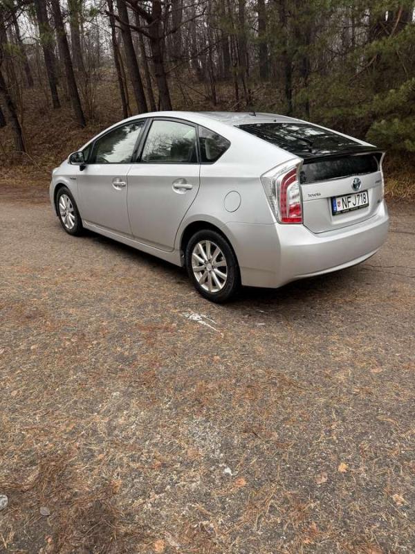 Pelēks Toyota Prius 2012 Viļņa, ar dzinēja tilpumu 1.80 L un nobraukumu 300 tūkst. km par 6899 €, foto 1 vietnē AUTOMOTO.COM.LV