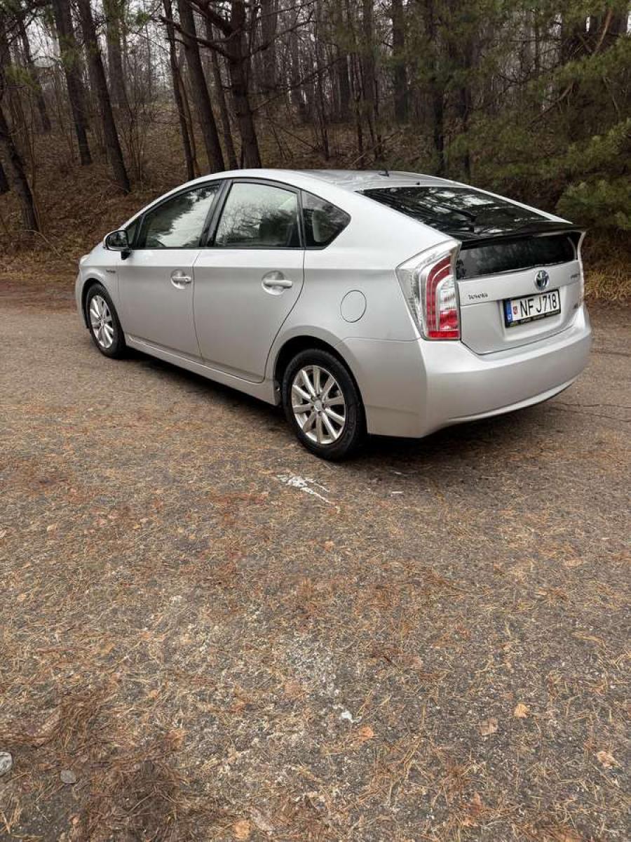 Grey Toyota Prius 2012 in Vilnius, with an engine capacity of 1.80 L and mileage of 300 thousand km for 6899 €, photo 1 on AUTOMOTO.COM.LV