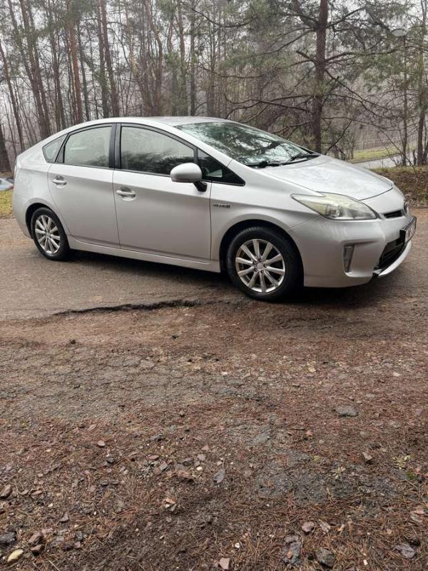 Grey Toyota Prius 2012 in Vilnius, with an engine capacity of 1.80 L and mileage of 300 thousand km for 6899 €, photo 2 on AUTOMOTO.COM.LV
