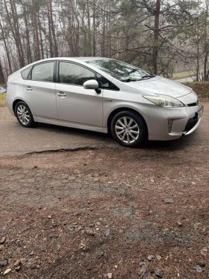 Grey Toyota Prius 2012 in Vilnius, with an engine capacity of 1.80 L and mileage of 300 thousand km for 6899 €, photo 2 on AUTOMOTO.COM.LV
