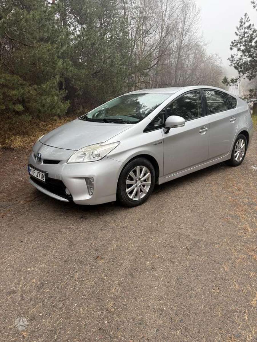 Grey Toyota Prius 2012 in Vilnius, with an engine capacity of 1.80 L and mileage of 300 thousand km for 6899 €, photo 3 on AUTOMOTO.COM.LV