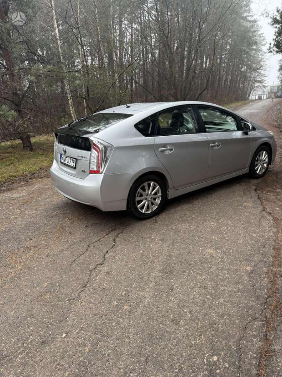 Grey Toyota Prius 2012 in Vilnius, with an engine capacity of 1.80 L and mileage of 300 thousand km for 6899 €, photo 4 on AUTOMOTO.COM.LV