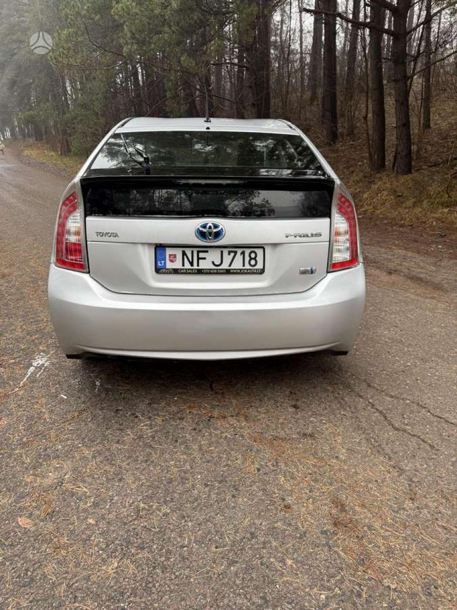 Grey Toyota Prius 2012 in Vilnius, with an engine capacity of 1.80 L and mileage of 300 thousand km for 6899 €, photo 5 on AUTOMOTO.COM.LV