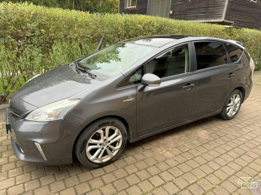 Grey Toyota Prius 2012 in Vilnius, with an engine capacity of 1.80 L and mileage of 363 thousand km for 8200 €, photo 4 on AUTOMOTO.COM.LV