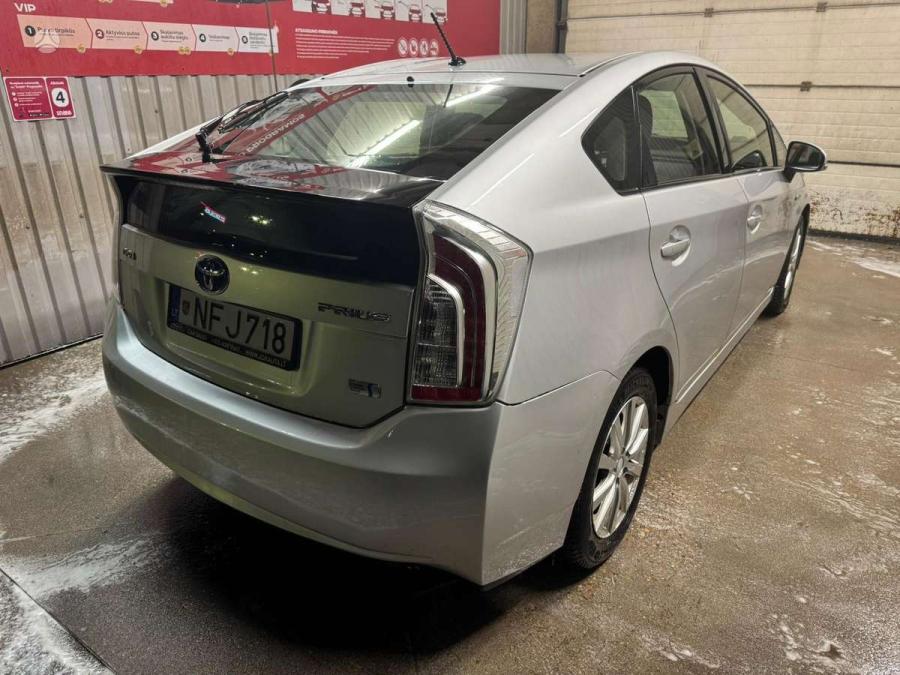 Grey Toyota Prius 2012 in Vilnius, with an engine capacity of 1.80 L and mileage of 300 thousand km for 6700 €, photo 3 on AUTOMOTO.COM.LV