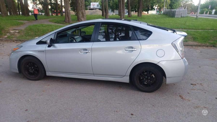 Pelēks Toyota Prius 2012 Viļņa, ar dzinēja tilpumu 0.00 L un nobraukumu 350 tūkst. km par 5500 €, foto 1 vietnē AUTOMOTO.COM.LV