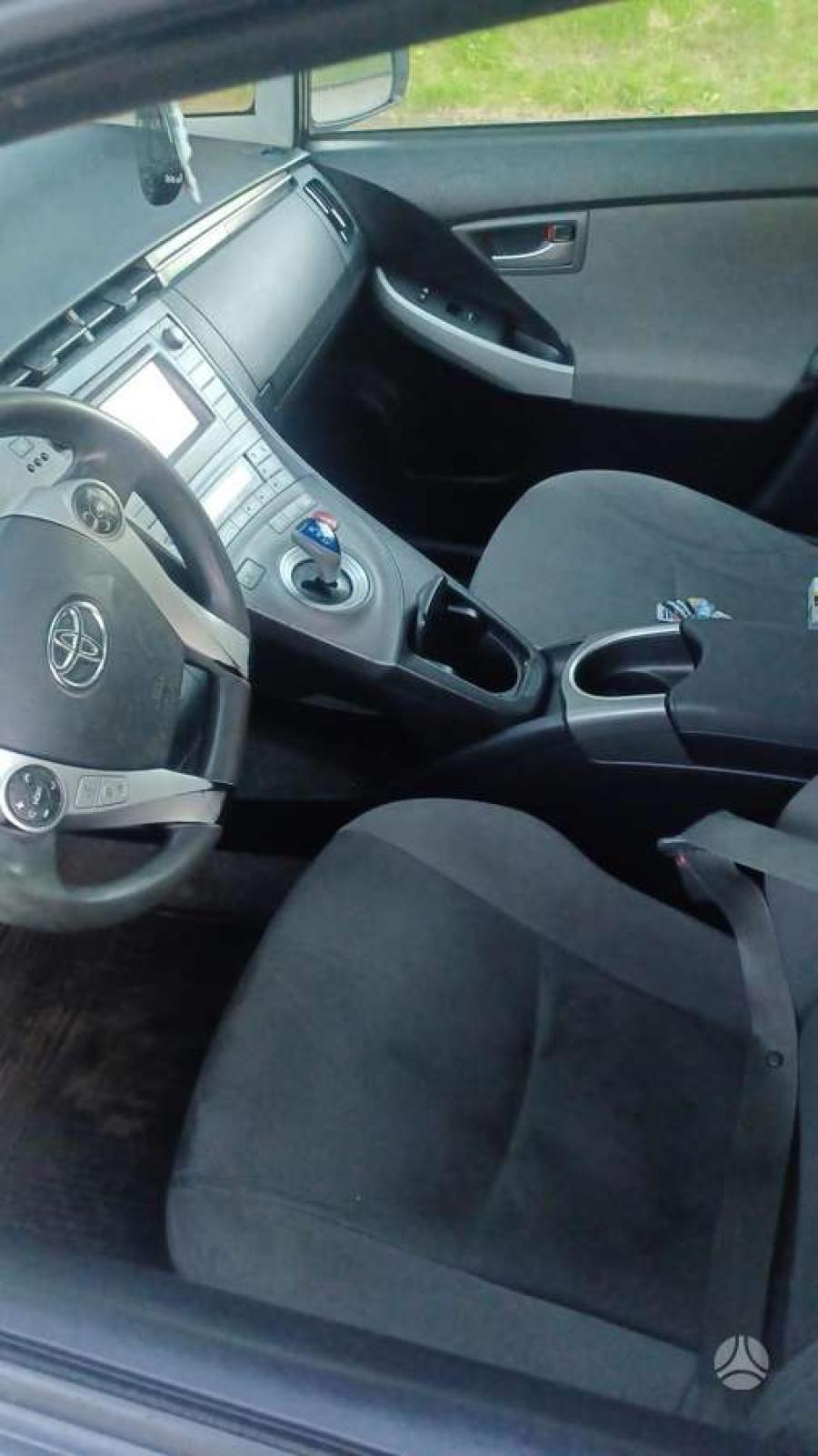 Pelēks Toyota Prius 2012 Viļņa, ar dzinēja tilpumu 0.00 L un nobraukumu 350 tūkst. km par 5500 €, foto 8 vietnē AUTOMOTO.COM.LV