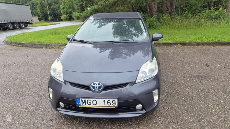 Grey Toyota Prius 2012 in Vilnius, with an engine capacity of 1.80 L and mileage of 276 thousand km for 6500 €, photo 1 on AUTOMOTO.COM.LV