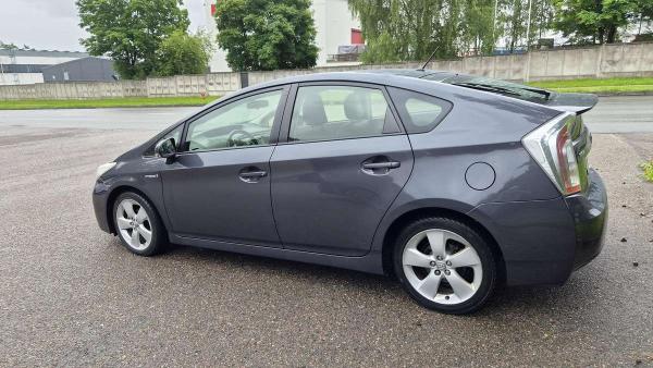 Grey Toyota Prius 2012 in Vilnius, with an engine capacity of 1.80 L and mileage of 276 thousand km for 6500 €, photo 2 on AUTOMOTO.COM.LV