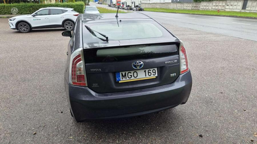 Grey Toyota Prius 2012 in Vilnius, with an engine capacity of 1.80 L and mileage of 276 thousand km for 6500 €, photo 4 on AUTOMOTO.COM.LV