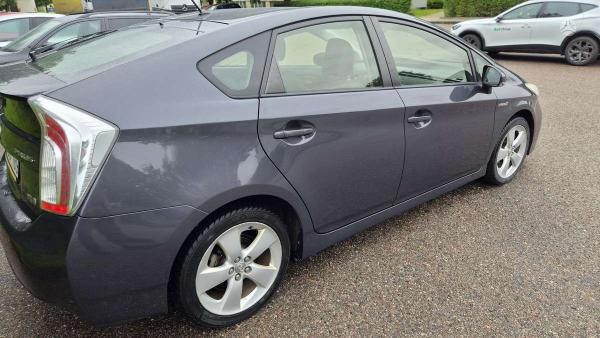 Grey Toyota Prius 2012 in Vilnius, with an engine capacity of 1.80 L and mileage of 276 thousand km for 6500 €, photo 4 on AUTOMOTO.COM.LV