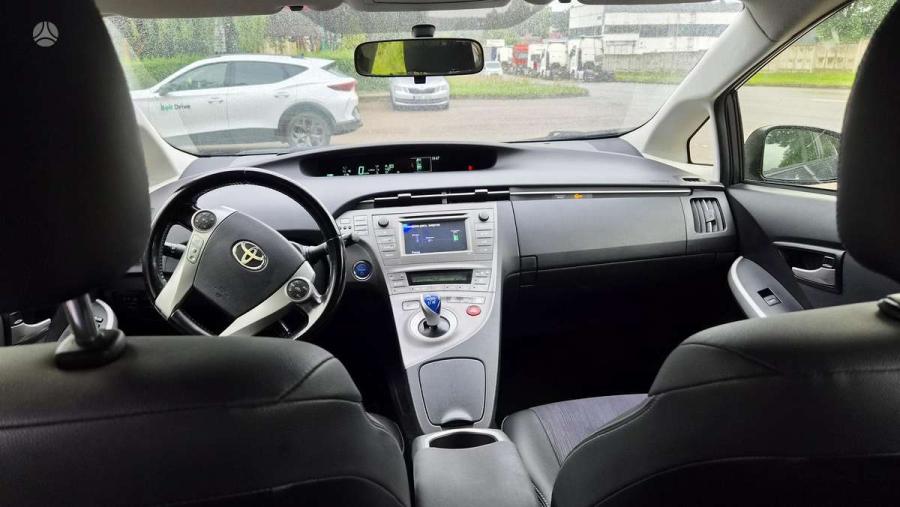 Grey Toyota Prius 2012 in Vilnius, with an engine capacity of 1.80 L and mileage of 276 thousand km for 6500 €, photo 8 on AUTOMOTO.COM.LV