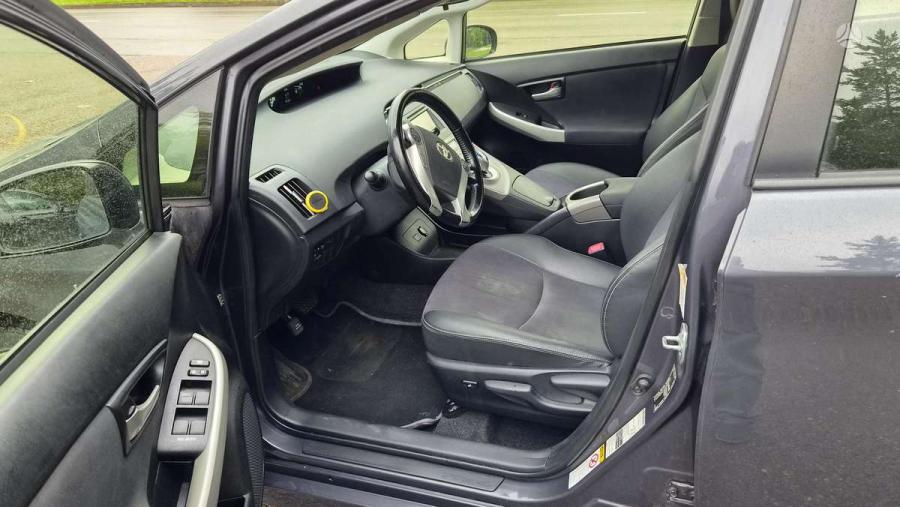 Grey Toyota Prius 2012 in Vilnius, with an engine capacity of 1.80 L and mileage of 276 thousand km for 6500 €, photo 9 on AUTOMOTO.COM.LV