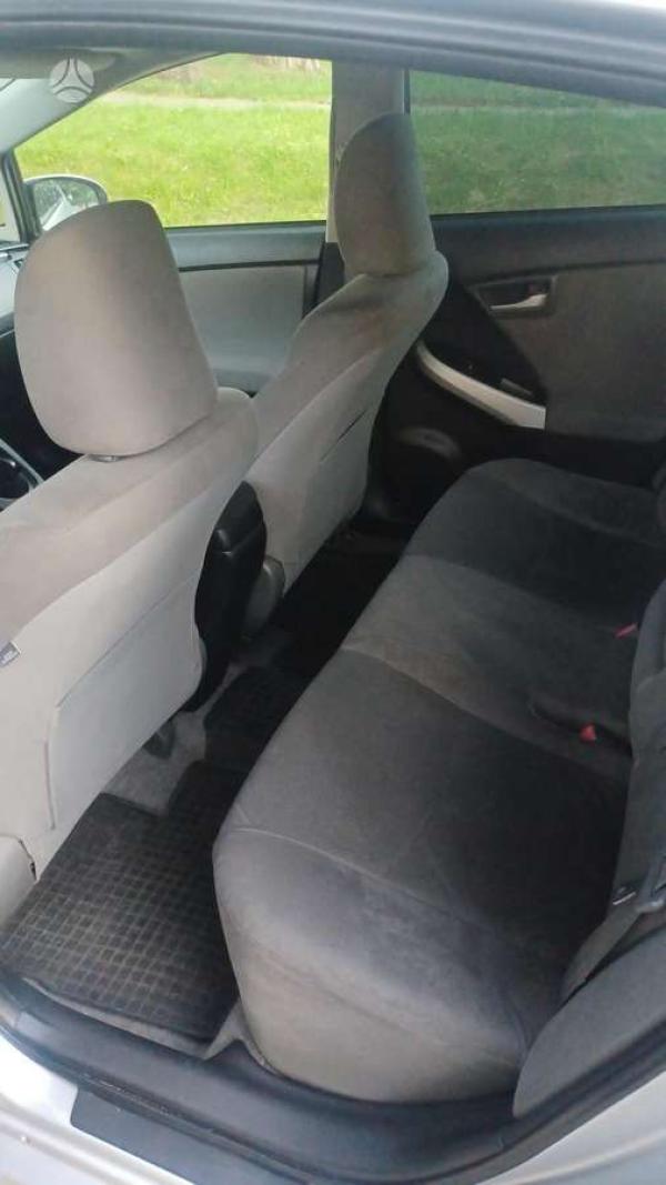Grey Toyota Prius 2012 in Vilnius, with an engine capacity of 1.80 L and mileage of 350 thousand km for 4999 €, photo 5 on AUTOMOTO.COM.LV