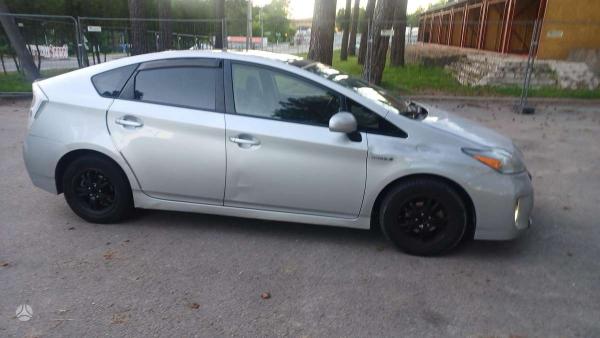 Grey Toyota Prius 2012 in Vilnius, with an engine capacity of 1.80 L and mileage of 350 thousand km for 4999 €, photo 6 on AUTOMOTO.COM.LV