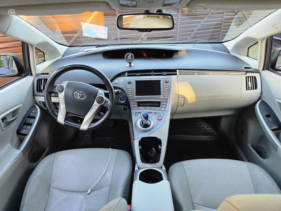Pelēks Toyota Prius 2012 Viļņa, ar dzinēja tilpumu 1.80 L un nobraukumu 347 tūkst. km par 8300 €, foto 10 vietnē AUTOMOTO.COM.LV