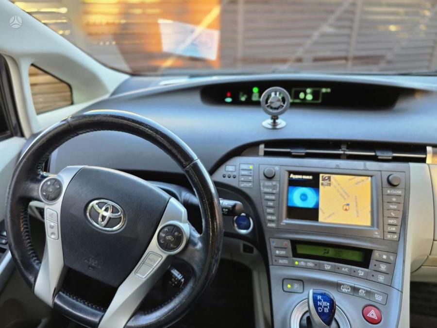 Pelēks Toyota Prius 2012 Viļņa, ar dzinēja tilpumu 1.80 L un nobraukumu 347 tūkst. km par 8300 €, foto 11 vietnē AUTOMOTO.COM.LV