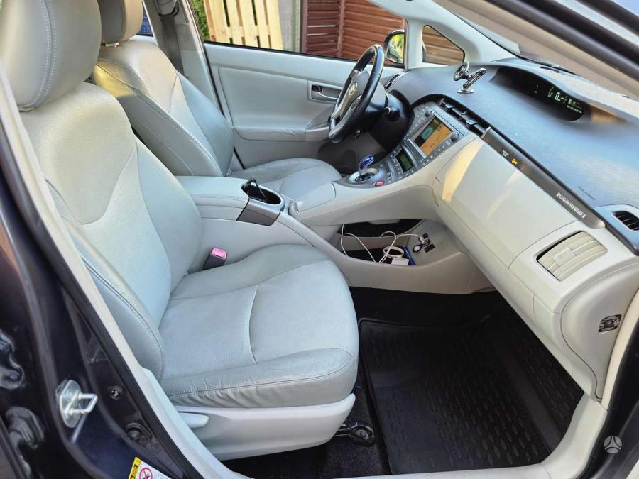 Pelēks Toyota Prius 2012 Viļņa, ar dzinēja tilpumu 1.80 L un nobraukumu 347 tūkst. km par 8300 €, foto 18 vietnē AUTOMOTO.COM.LV
