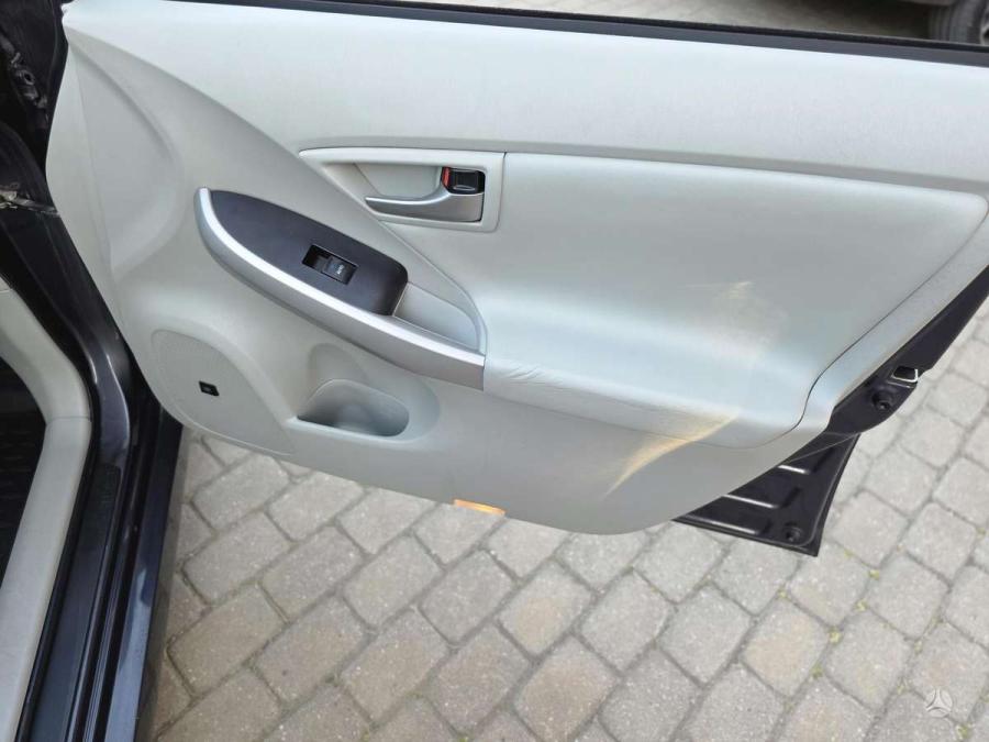 Pelēks Toyota Prius 2012 Viļņa, ar dzinēja tilpumu 1.80 L un nobraukumu 347 tūkst. km par 8300 €, foto 19 vietnē AUTOMOTO.COM.LV