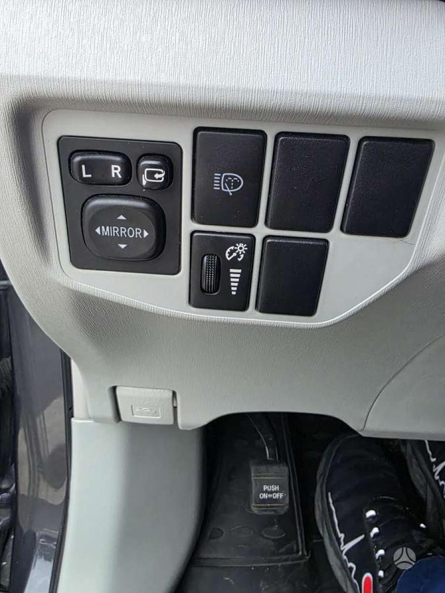 Pelēks Toyota Prius 2012 Viļņa, ar dzinēja tilpumu 1.80 L un nobraukumu 347 tūkst. km par 8300 €, foto 21 vietnē AUTOMOTO.COM.LV