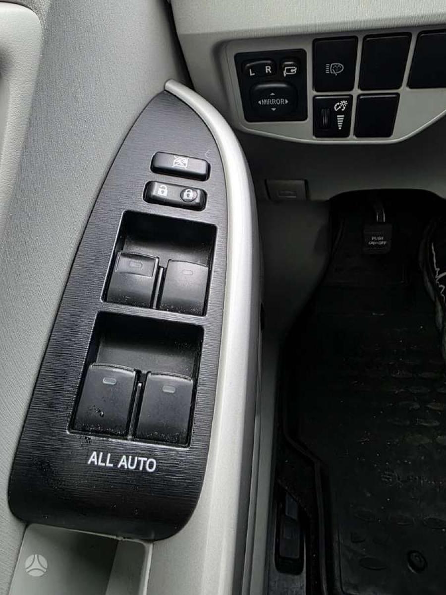 Pelēks Toyota Prius 2012 Viļņa, ar dzinēja tilpumu 1.80 L un nobraukumu 347 tūkst. km par 8300 €, foto 22 vietnē AUTOMOTO.COM.LV