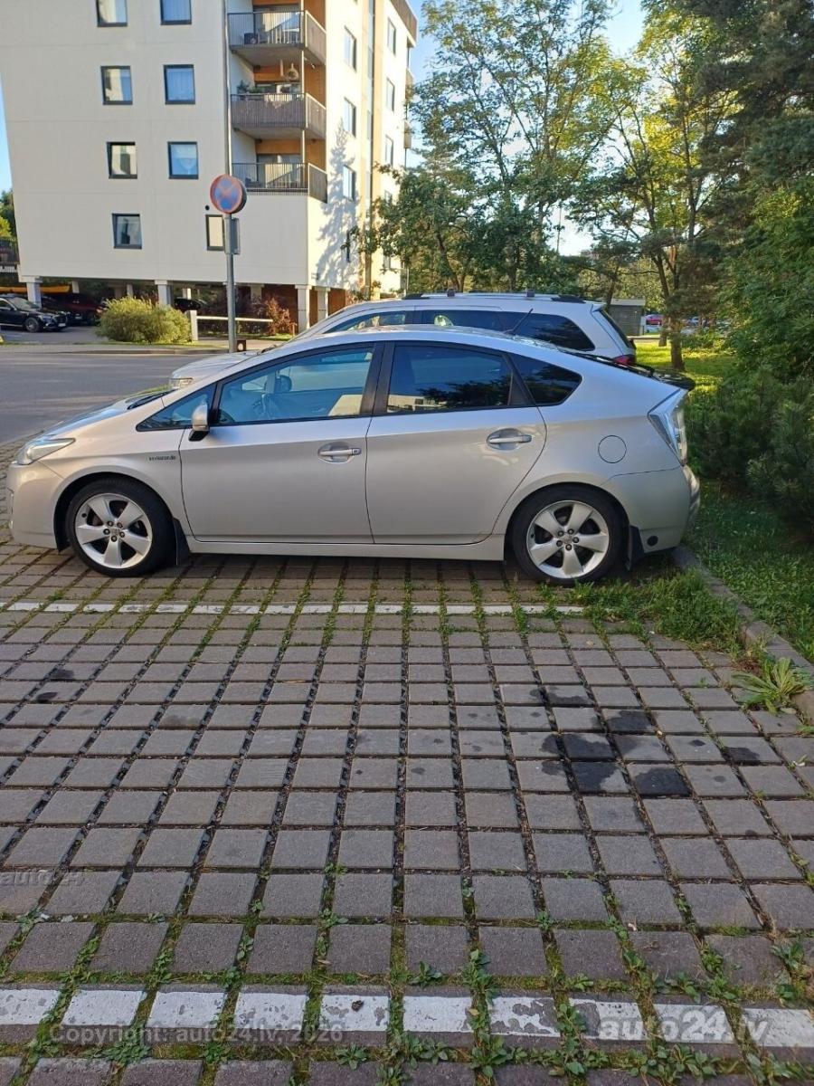 Grey Toyota Prius 2012 in Tallinn, with an engine capacity of 1.80 L and mileage of 259 thousand km for 6800 €, photo 1 on AUTOMOTO.COM.LV