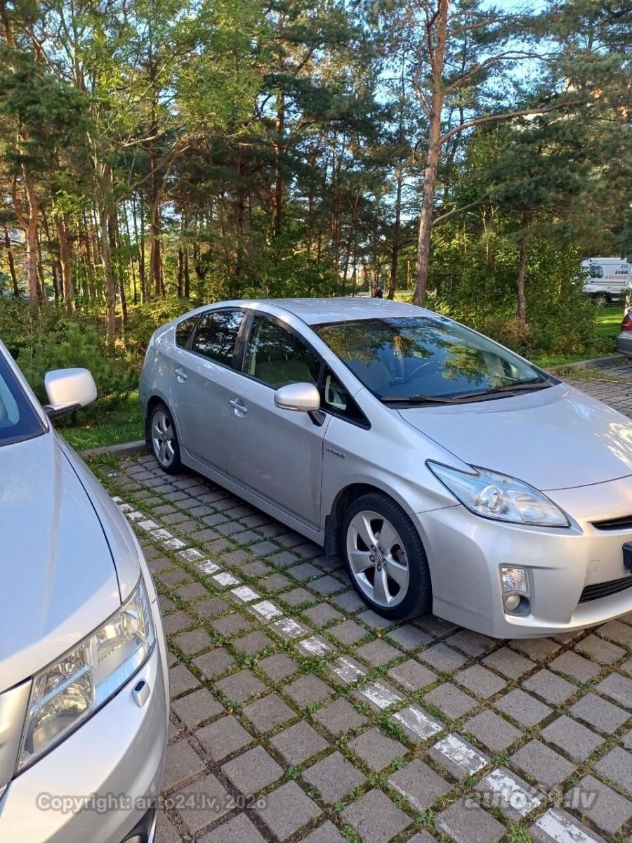 Grey Toyota Prius 2012 in Tallinn, with an engine capacity of 1.80 L and mileage of 259 thousand km for 6800 €, photo 4 on AUTOMOTO.COM.LV