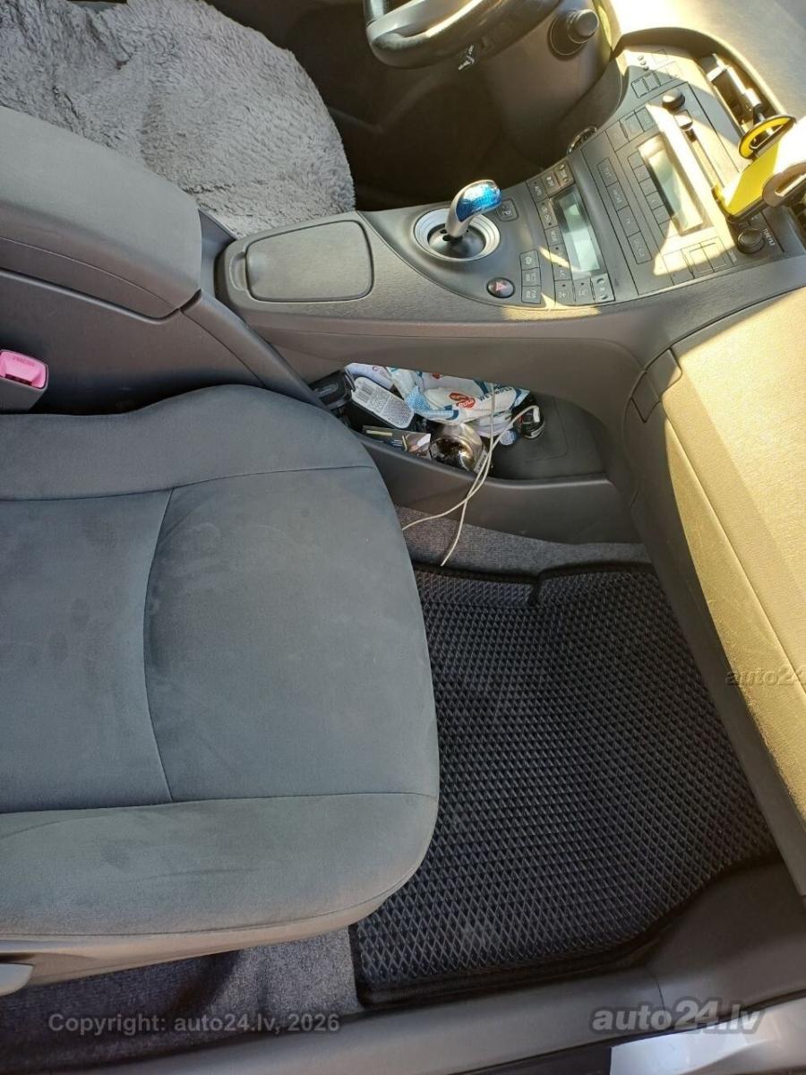 Grey Toyota Prius 2012 in Tallinn, with an engine capacity of 1.80 L and mileage of 259 thousand km for 6800 €, photo 8 on AUTOMOTO.COM.LV