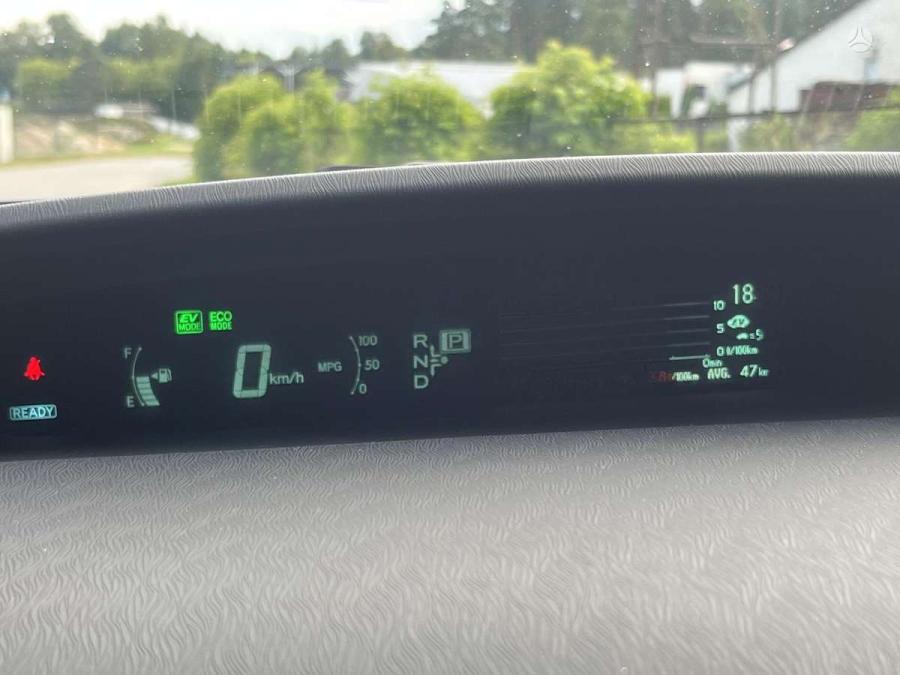 Grey Toyota Prius 2012 in Kaunas, with an engine capacity of 1.80 L and mileage of 273 thousand km for 6600 €, photo 8 on AUTOMOTO.COM.LV