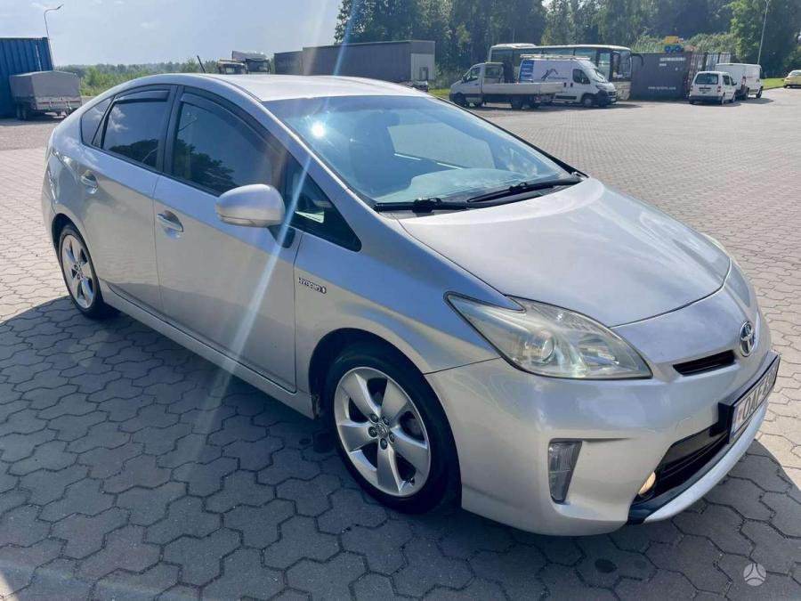 Pelēks Toyota Prius 2012 Viļņa, ar dzinēja tilpumu 1.80 L un nobraukumu 251 tūkst. km par 6500 €, foto 5 vietnē AUTOMOTO.COM.LV