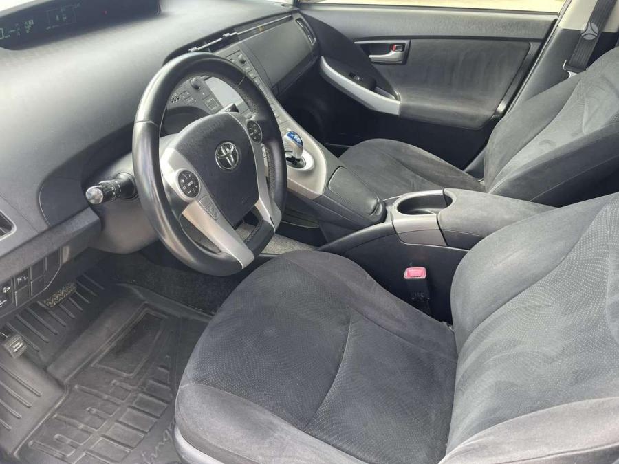 Pelēks Toyota Prius 2012 Viļņa, ar dzinēja tilpumu 1.80 L un nobraukumu 251 tūkst. km par 6500 €, foto 8 vietnē AUTOMOTO.COM.LV
